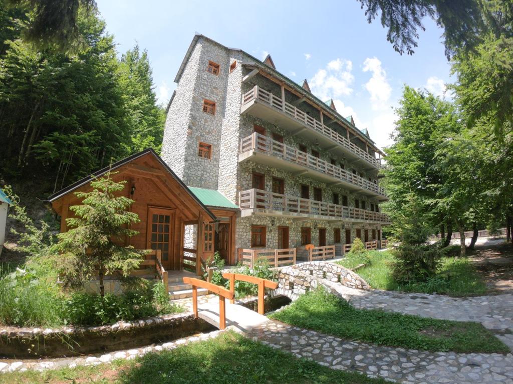 Fusha e Gjese | Amazing Albania